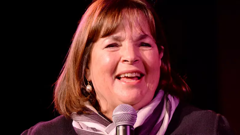 Ina Garten mluví do mikrofonu na pódiu