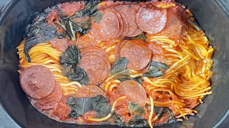 solmuş reyhan ilə yavaş ocaqda spagetti güveç bişirmək