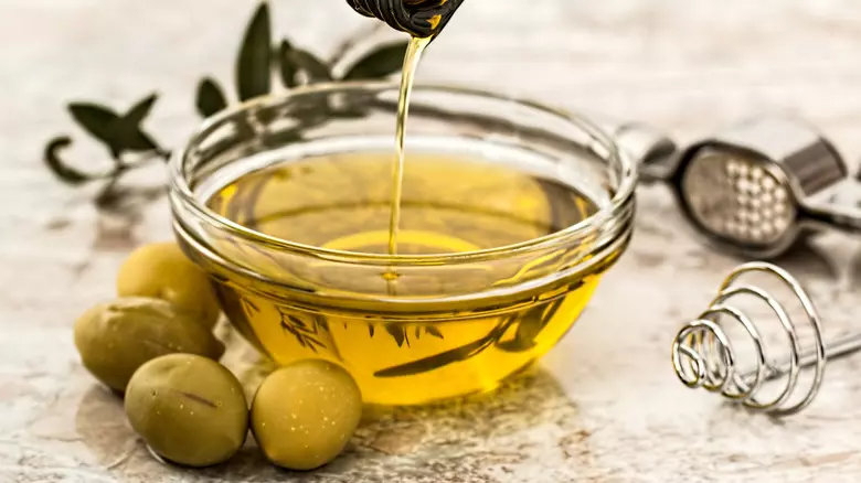 Aceite de oliva en cunca