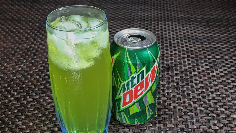 Mountain Dew i et glas med en dåse