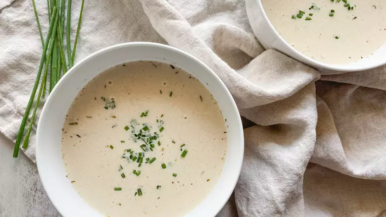 Un bol de soupe maison à la crème d'oignon