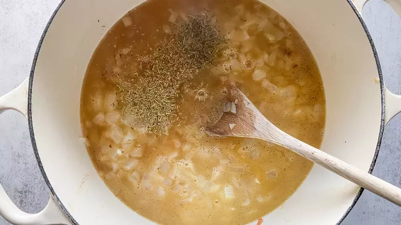 Yon chodyè soup pare pou mitone