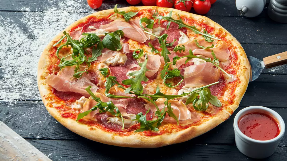 pizza con salame, prosciutto e pollo