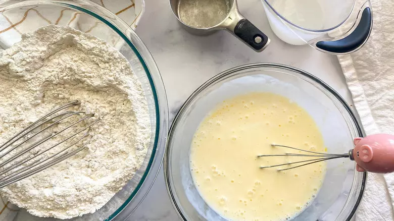 bir kase kuru malzeme, bir ölçü kabı, bir ölçü kabı ayran, bir kase ıslak malzeme