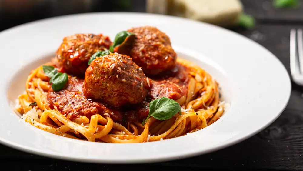 A mangkok spaghetti jeung meatballs kalawan Basil