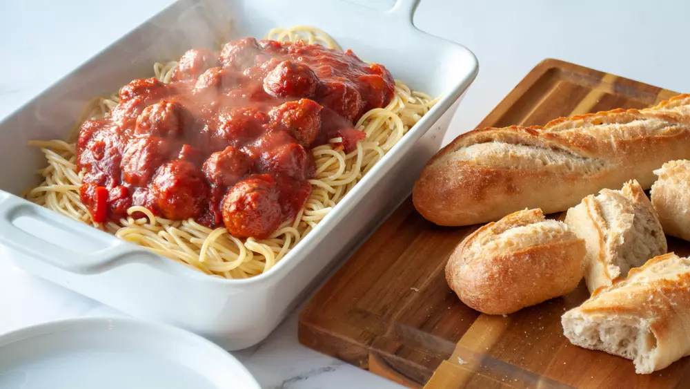 Spaghetti e polpette con pane a cottura lenta