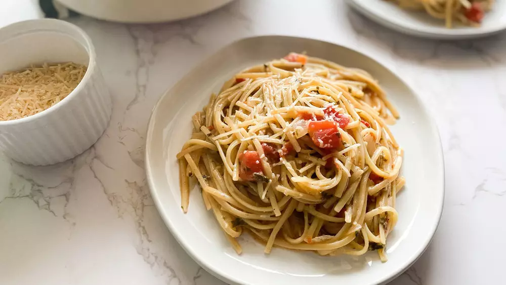 Spaghetti in una pentola su un piatto