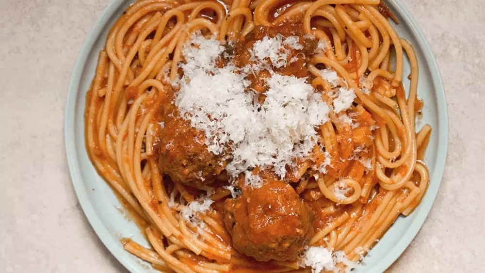 Spaghetti e polpette istantanei della pentola su un piatto