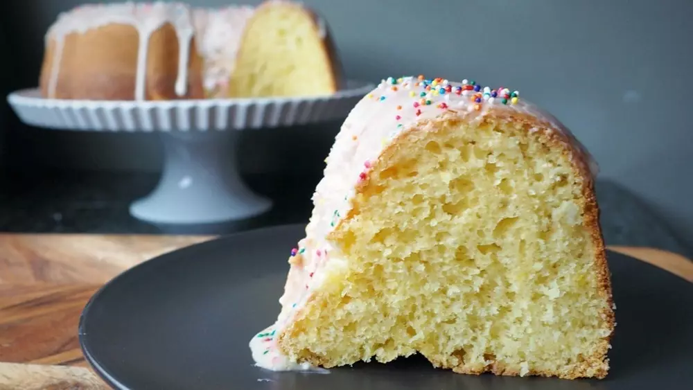 tranche de gâteau givré à la vanille