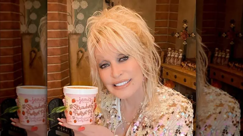 Dolly Parton sostenint una pinta de gelat de pastís de pretzel de maduixa de Jeni