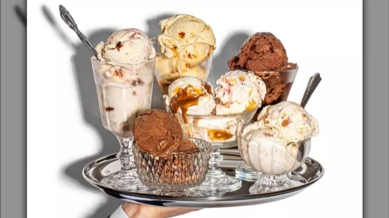 מגש גלידות במגוון כוסות עם כפיות על מגש כסף