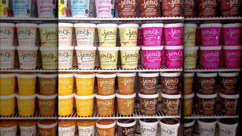 El estante del congelador de una tienda de comestibles abastecido con diferentes pintas de helado de Jeni