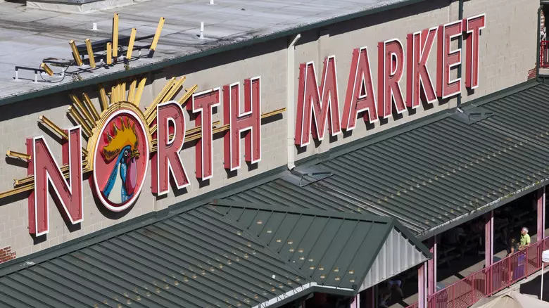 North Market-byggnaden och skylten i Columbus ohio