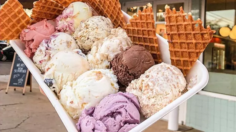 Лет од десет вкусови на сладолед Jeni од продавница за слатки