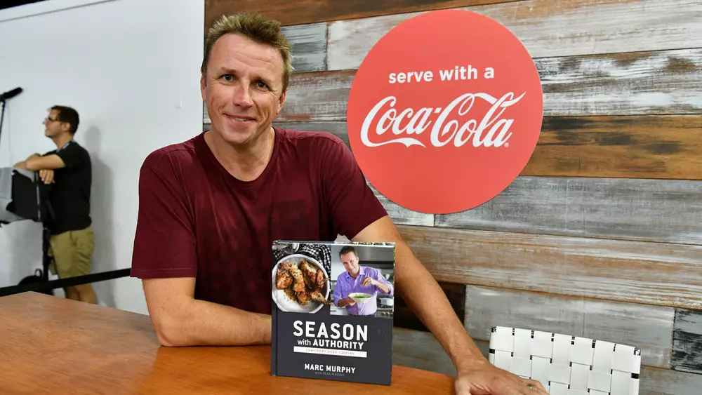 Marc Murphy com seu livro de receitas