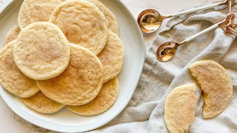 Snickerdoodle-keksillä täytetty lautanen.