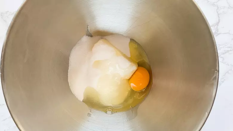 Différents types d'ingrédients dans un bol à mélanger.