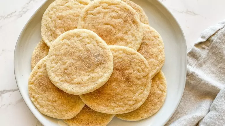 Une assiette remplie de biscuits snickerdoodle.