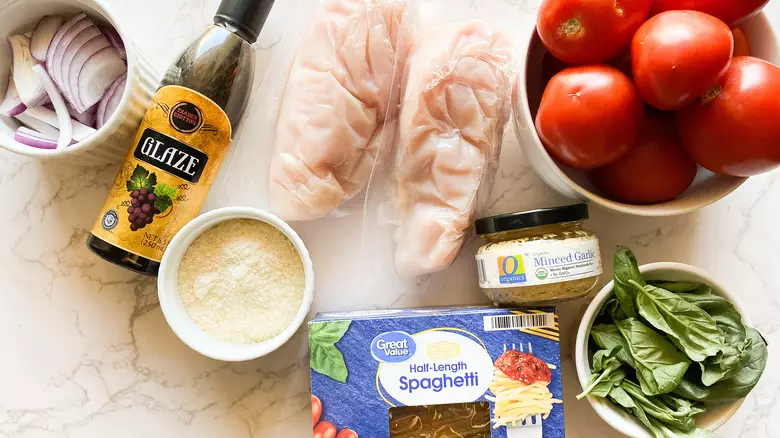 Nærbilde av ingredienser til kylling bruschetta pasta