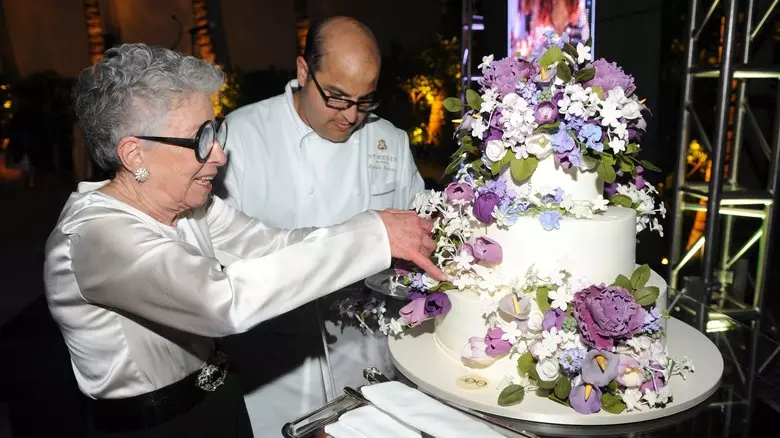 Sylvia Weinstock forbereder en blomster bryllupskage