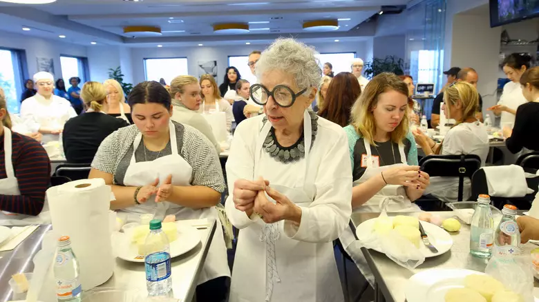 Sylvia Weinstock ved siden af andre kokke i hvidt