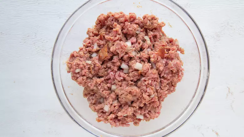 pain de viande non cuit dans la poêle