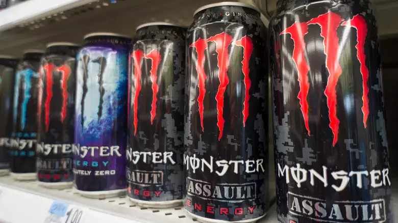 Estante de la tienda de comestibles Monster Energy Drinks