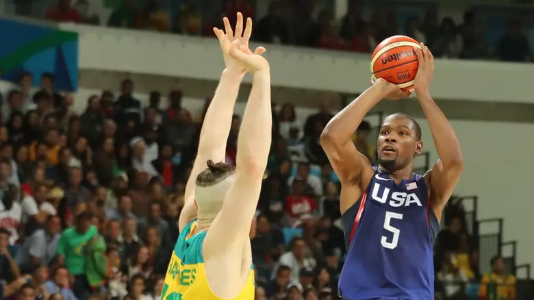 Kevin Durant amaponya mpira wa basketball