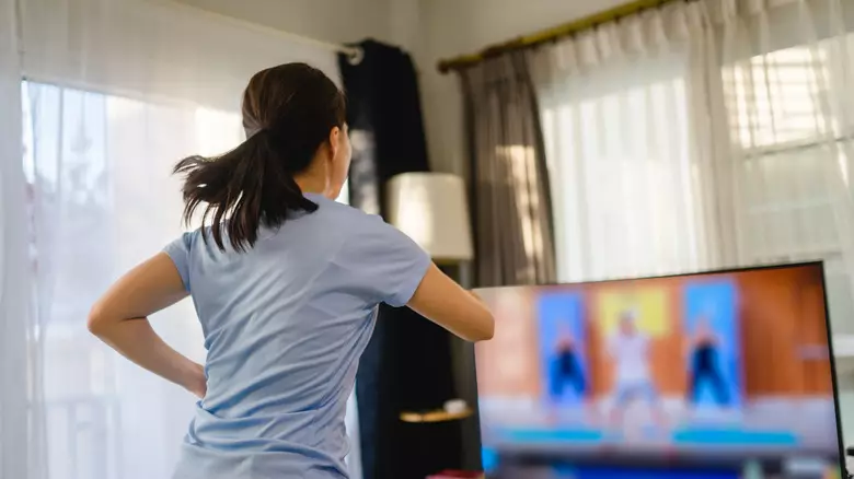 屋内で運動する女性