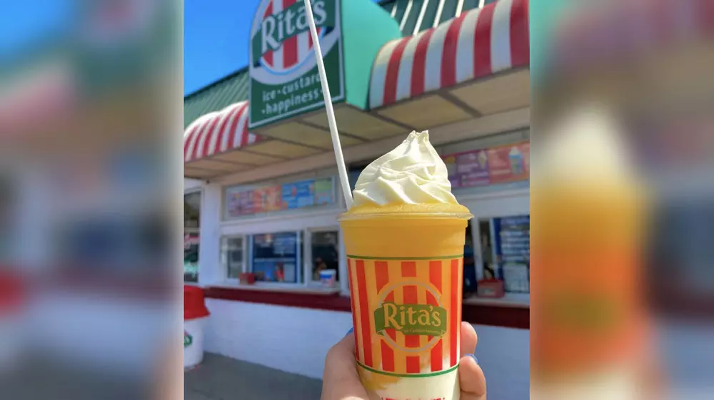 Rita's Italian Ice sa šlagom i slamom