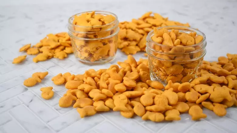 ရွှေငါးနှင့် ပင်ဂွင်းများ ဖုတ်ထားသော cheddar crackers အိုးများ