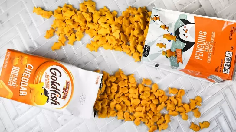 Sacos de biscoitos de cheddar Goldfish e Penguins