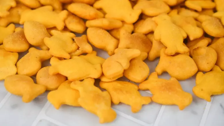 uma pilha de biscoitos de peixinho dourado e pinguins