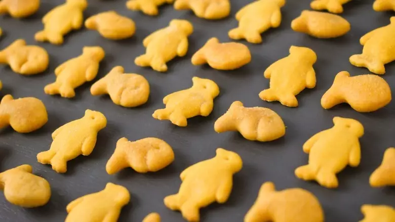 Goldfish uye penguin yakabikwa cheddar crackers yakarongwa mupateni