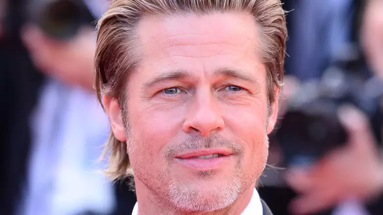 Onye na-eme ihe nkiri Brad Pitt na kapeeti uhie