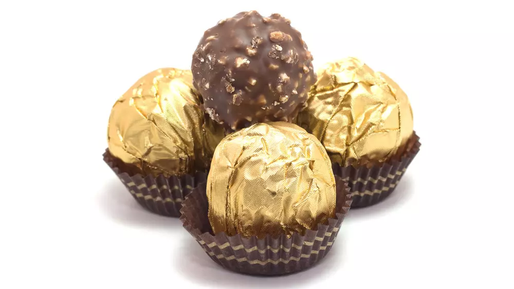 inslagna och olindade Ferrero Rocher-choklad