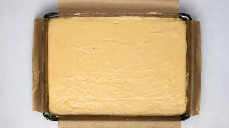 Жълто кексово тесто в тава