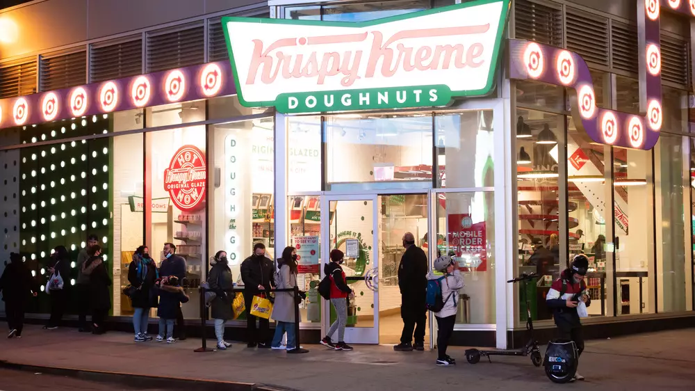 Krispy Kreme parduotuvė su eilute lauke