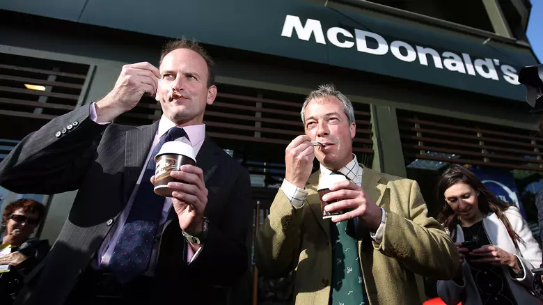 Medlemmer av uavhengighetspartiet spiser is utenfor McDonalds