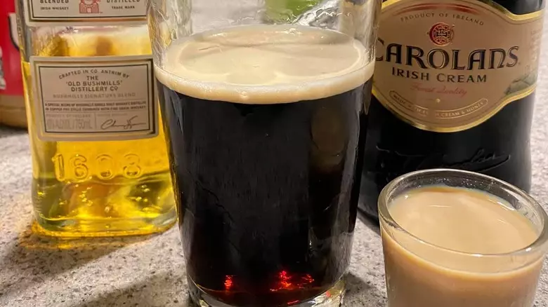 Guinness û fîşek ji Whisky Irish bi Cream Irish