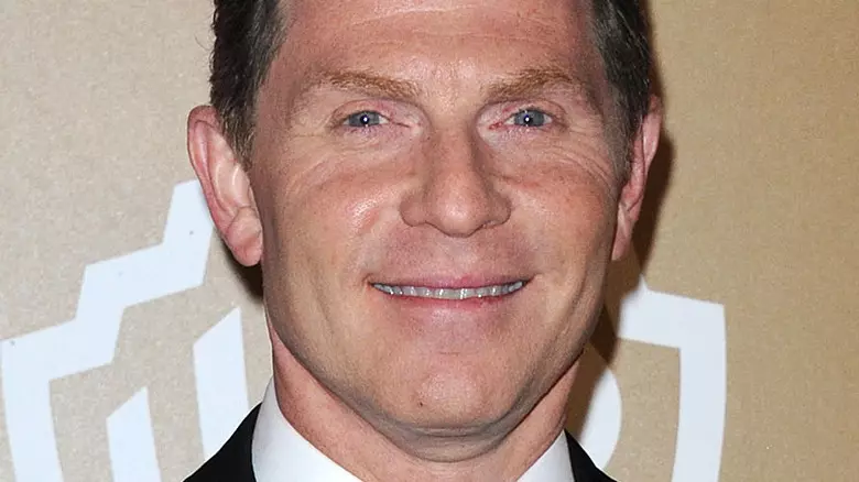 bobby flay mỉm cười trong bộ đồ