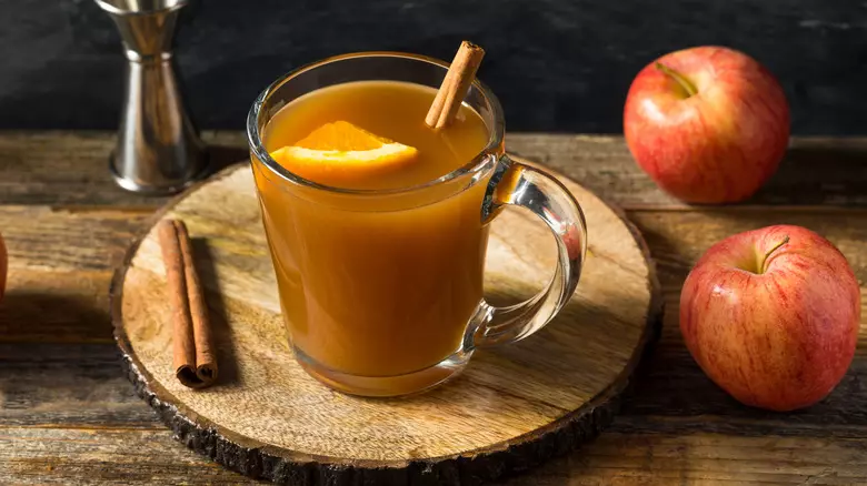 cuña de naranja de sidra caliente