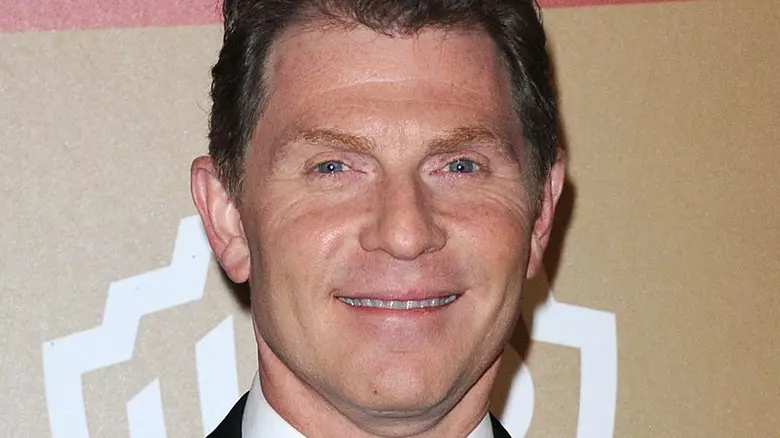 Naka-suit si Bobby Flay