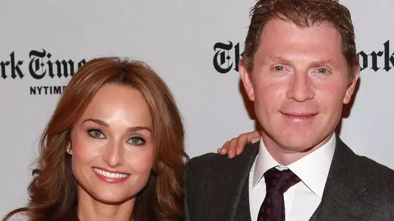 Giada De Laurentiis en Bobby Flay glimkje njonken inoar