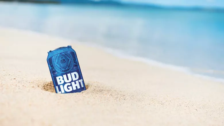 Bud Light មួយកំប៉ុងនៅលើឆ្នេរ