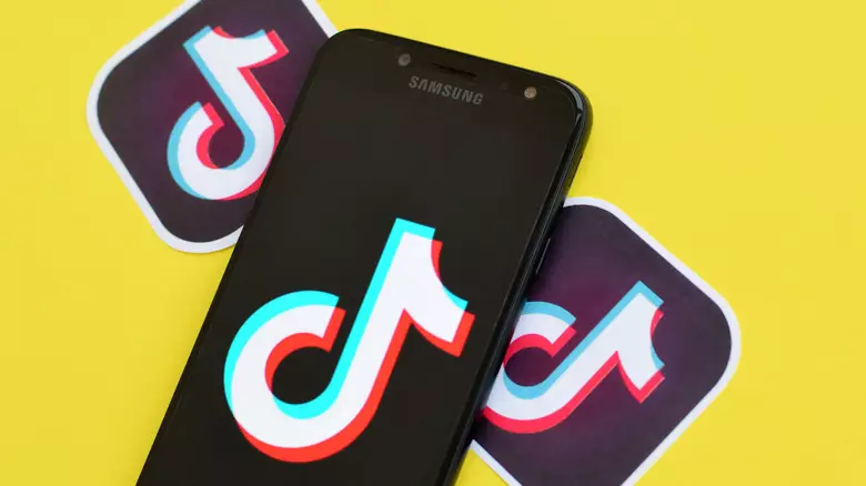 Logo TikTok pada telefon