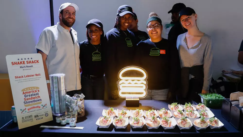 Un grup de angajați Shake Shack cu mâncare