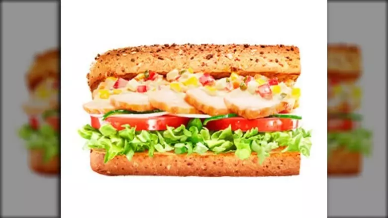 Sub sandwich med ristet bolle fuld af kød og grøntsager