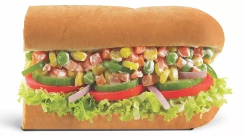 Lille sub sandwich med hvidt brød og grøntsager