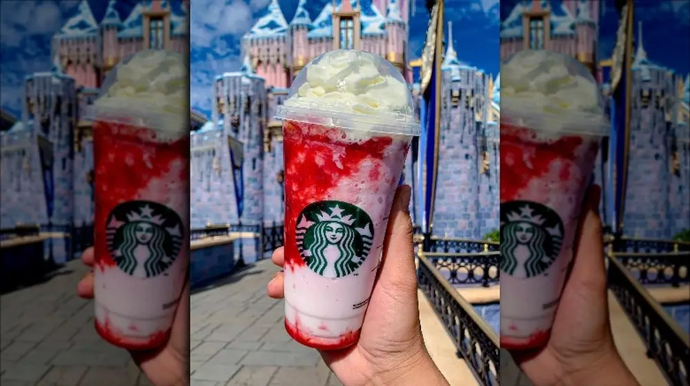 Starbucks' Candy Cane Frappuccino tare da strawberry